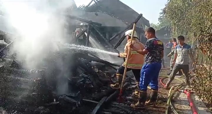 Anak Kecil Main Api, Gudang Kayu Berubah Jadi Arang