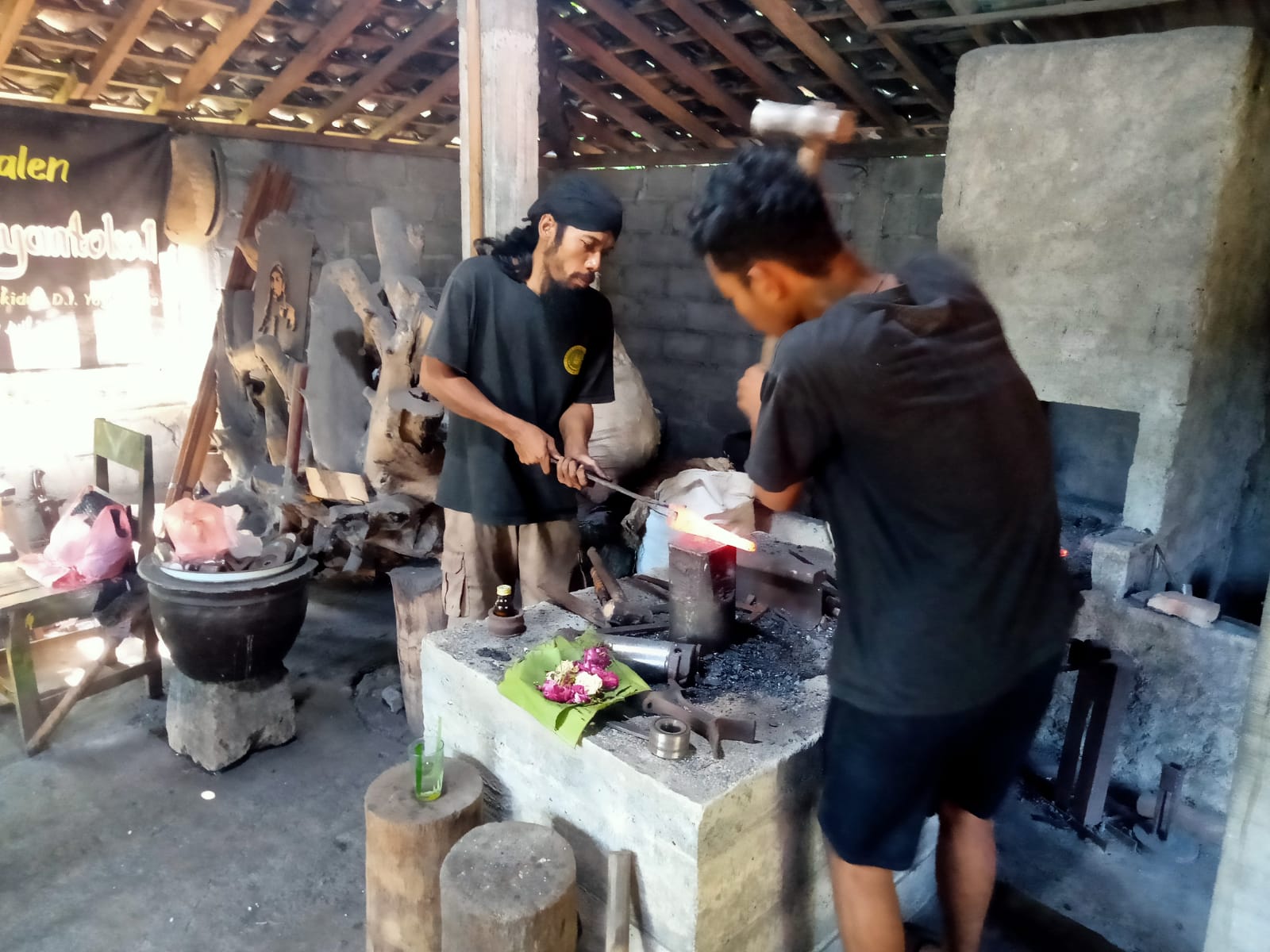 Saat ditemui media di kediamanya, Godo Priyantoko menjelaskan, ada beberapa macam bahan untuk ...